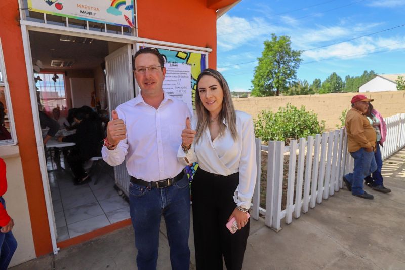 Pepe Yáñez, acompañado de Lucy, su esposa, acudió a votar este domingo.